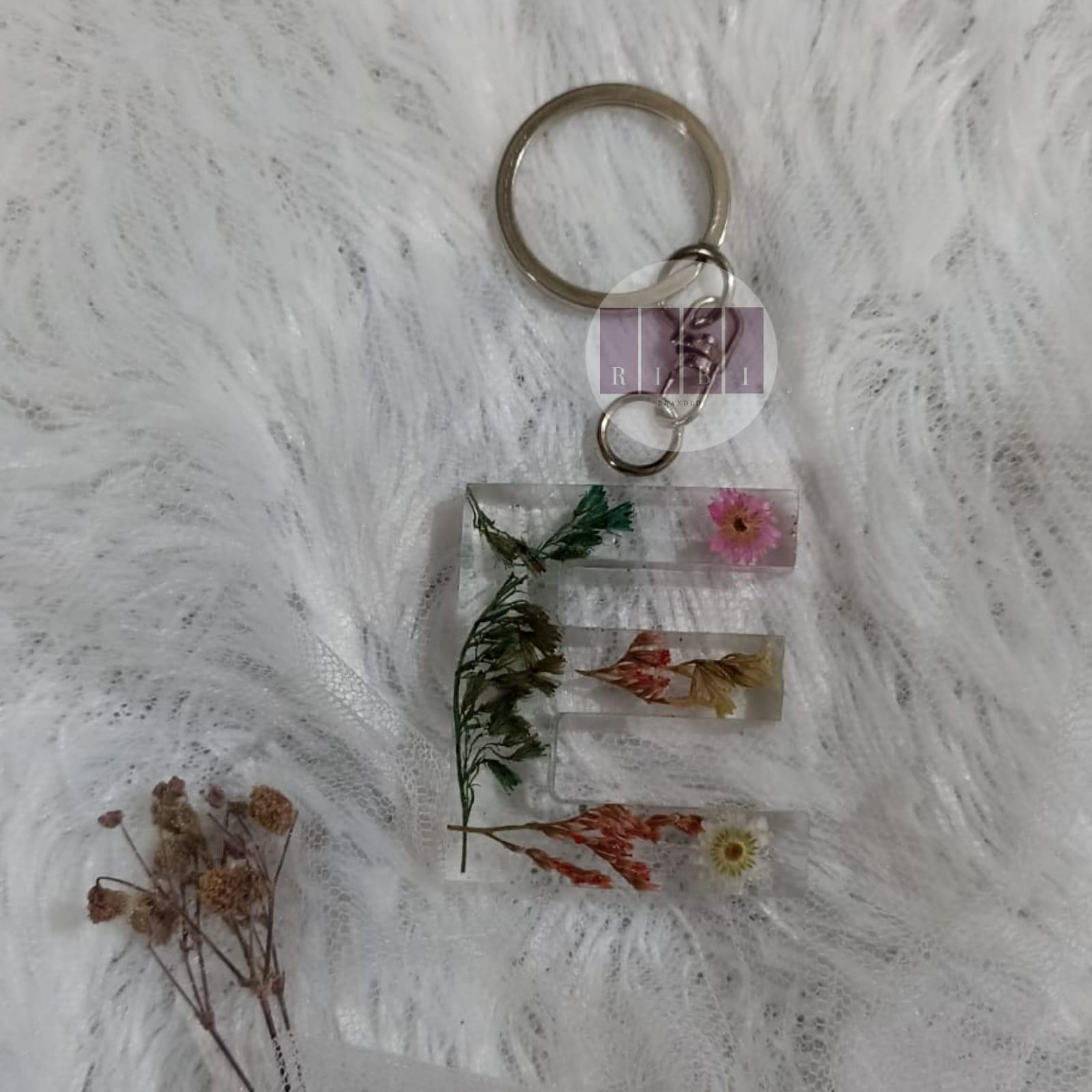 RIBIcraft - Gantungan kunci resin E custome M Aneka warna - Harga ...